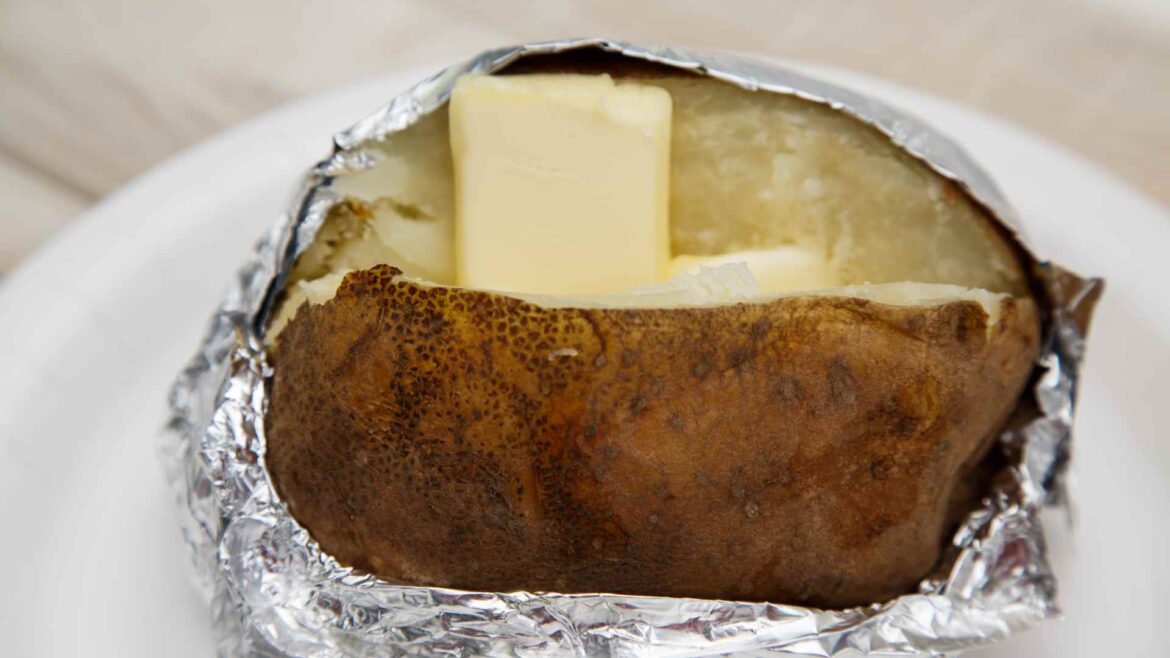 Skal du bake potet i ovnen? Her er grunnen til at du kanskje bør droppe ...